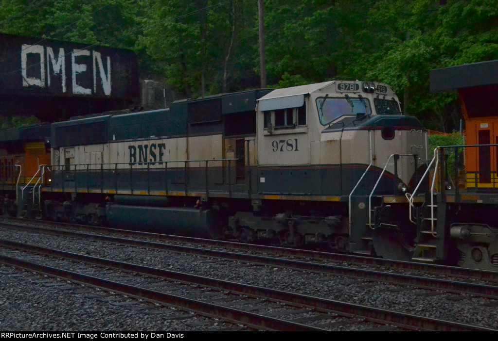 BNSF SD70MAC 9781 in executive trails on K041-18
